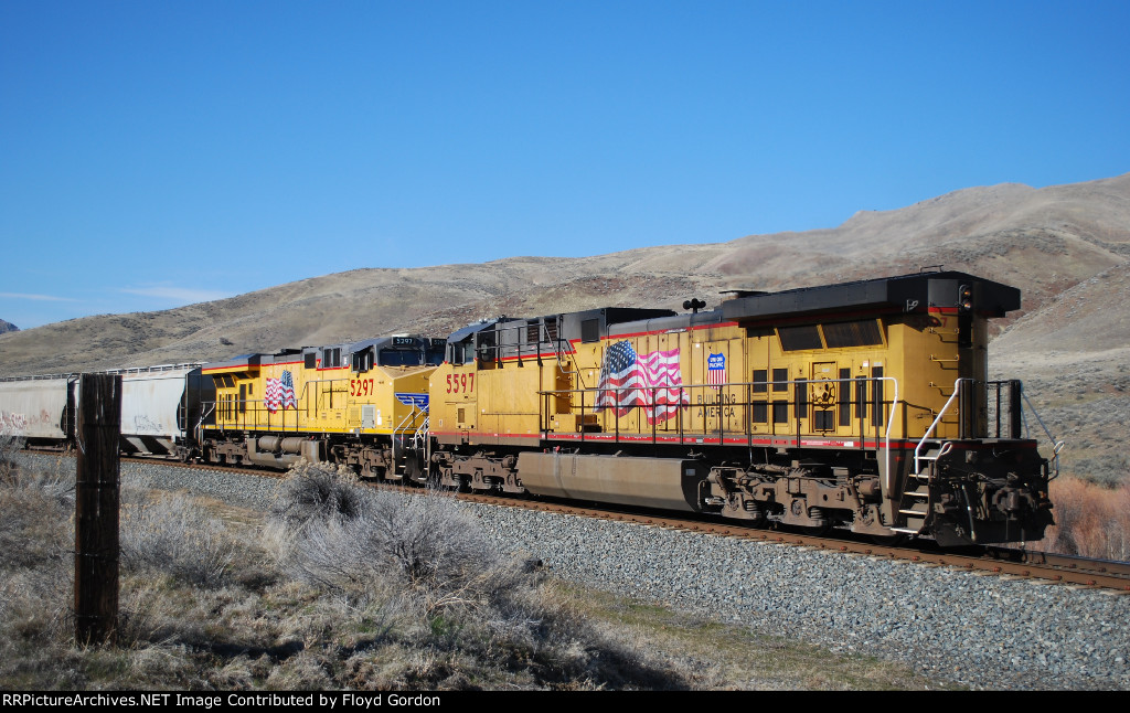 UP DPU's push freight up grade in Burnt River Canyon